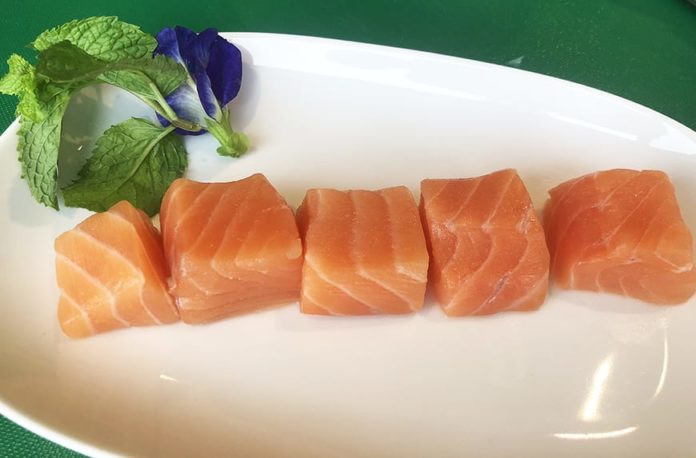 Easy Thai Pomelo Salad Recipe [Yum Pla Salmon] - NomList